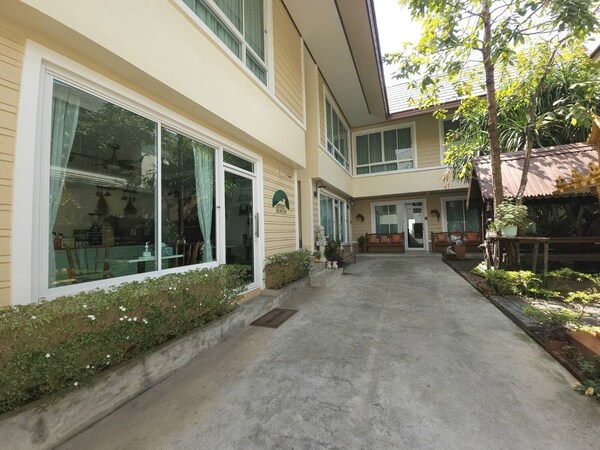 ロミエン・カフェ・ホームステイ - アユタヤ