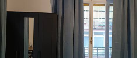 Quarto Triplo | Edredões de penas, secretária