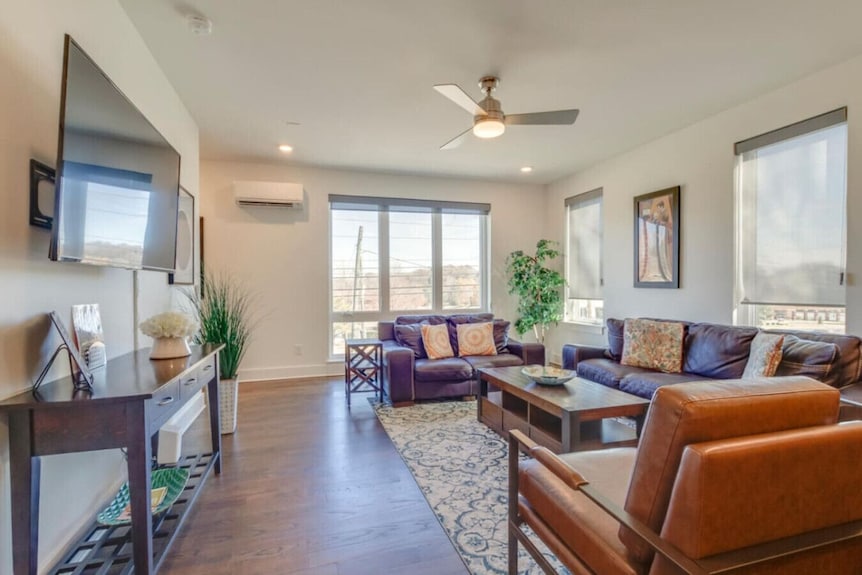 Sleek Large Retreat 9 Beds Modern Kitchen - Mount Juliet, TN