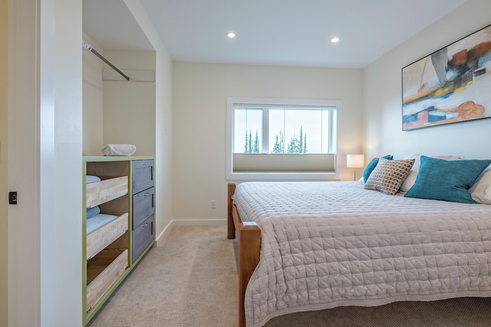 Brand New Duplex With 2 King Beds, Elevator, Private Hot Tub, Ski In And Out. - Armstrong