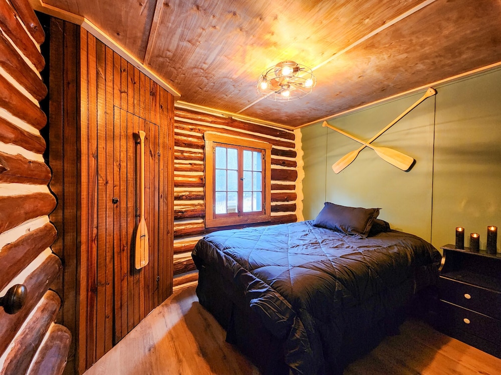 Modern Luxury Meets Rustic Charm - Cozy Log Cabin - Monroe County | Vrbo