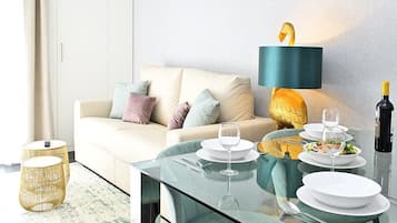 Apartamento Júnior, 1 quarto, varanda | Edredões de penas, ferro/tábua de engomar, Wi-fi grátis