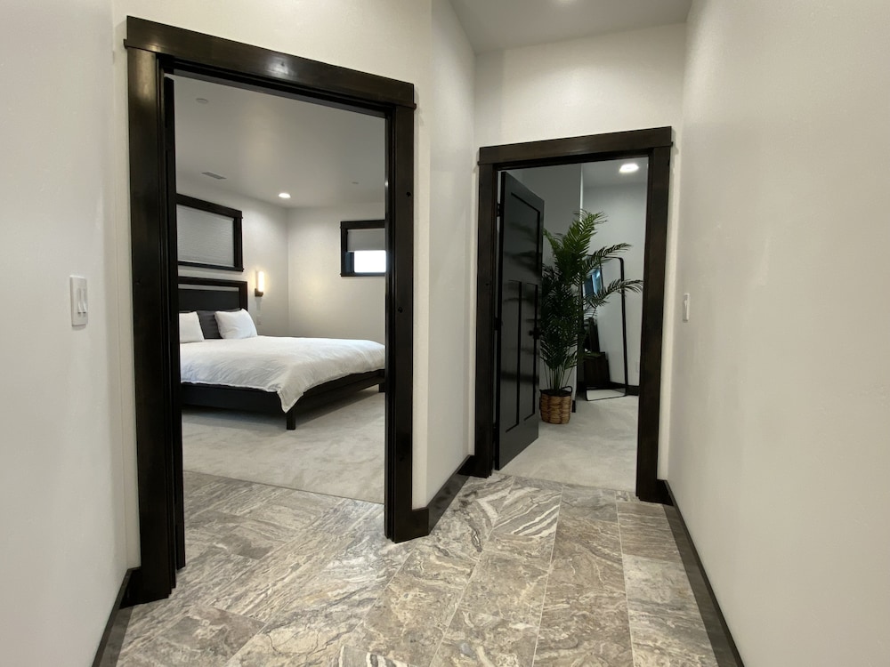 Luxurious Modern Retreat With 3 King Suites - Coos Bay, OR