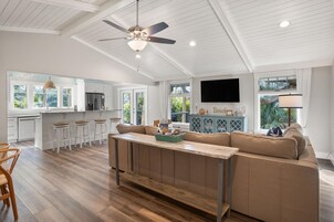 Casa, várias camas, varanda | Área de estar | TV de tela plana 50 polegadas com canais a cabo