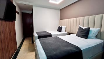 Quarto executivo, 2 camas de solteiro | Cofres nos quartos, escrivaninha, Wi-Fi de cortesia, roupa de cama