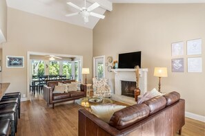 Casa, várias camas, cozinha | Sala de estar | Televisor de ecrã plano de 42 polegadas com canais por cabo 