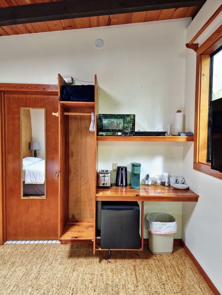 Tropical 1-bedroom Cabin. Five Minute Drive To Hawaii Volcanoes National Park. - Volcano, HI