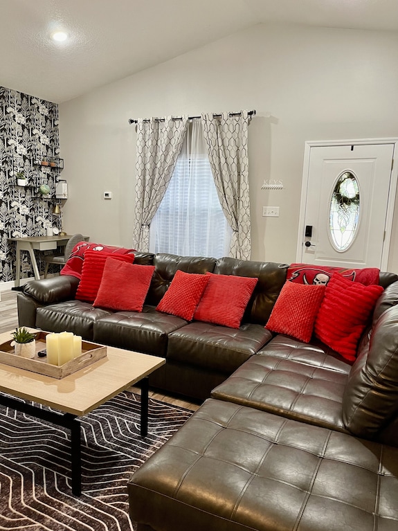 Newly Remodeled Bucs Stadium Home 0.6 Mile Walk, King Bed Master Suite And Gym - Tampa, FL