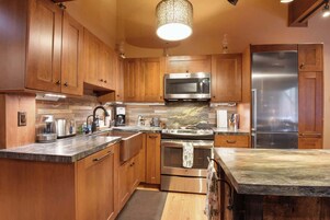 Casa geminada, várias camas, sacada, vista para a montanha (North Lake Tahoe Alpine Retreat) | Cozinha privada | Geladeira, micro-ondas, fogão, cooktop