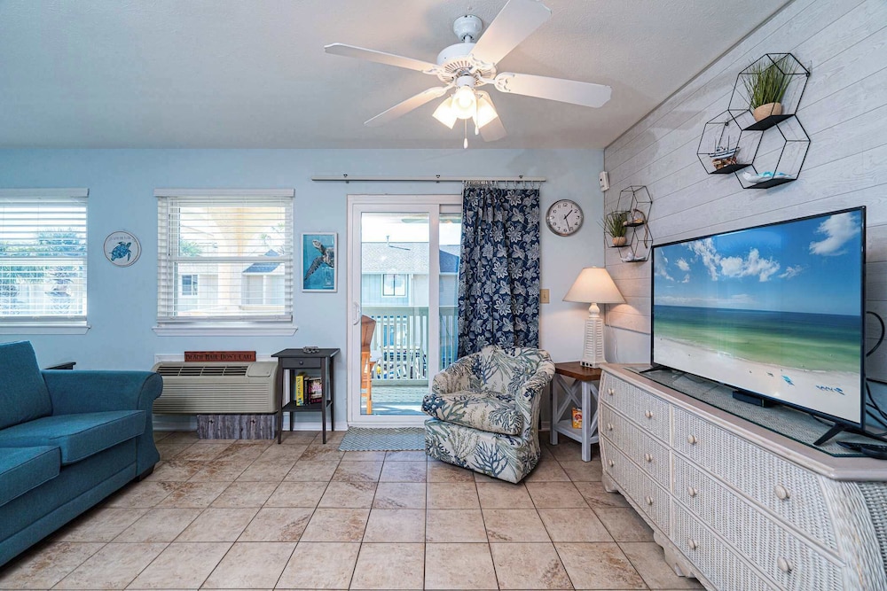 The Turtle Nest Resort Condo W/ Pool! - Florida Panhandle, FL