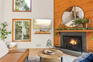Casa, várias camas, varanda, vista para a montanha (The Fancy Fox) | Sala de estar | Televisor de ecrã plano de 42 polegadas com canais digitais, lareira 