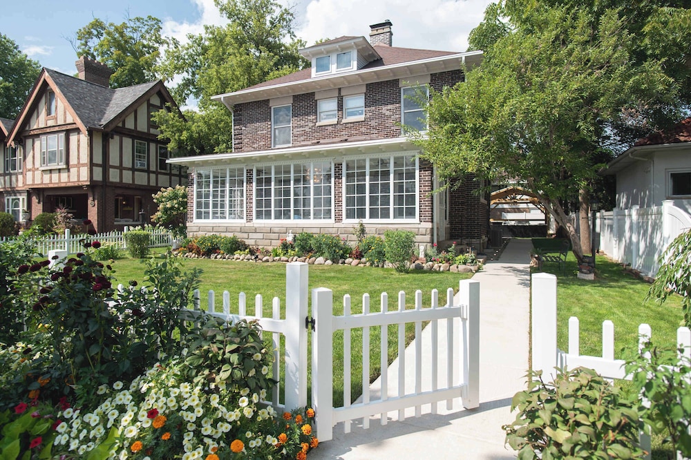 Its Showtime Historic Downtown Geneva Escape! - Lake Geneva, WI