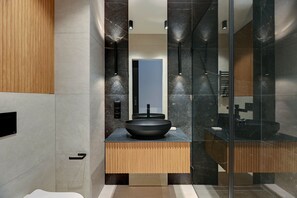Apartamento exclusivo | Banheiro | Banheira e chuveiro separados, secador de cabelo, toalhas de banho 