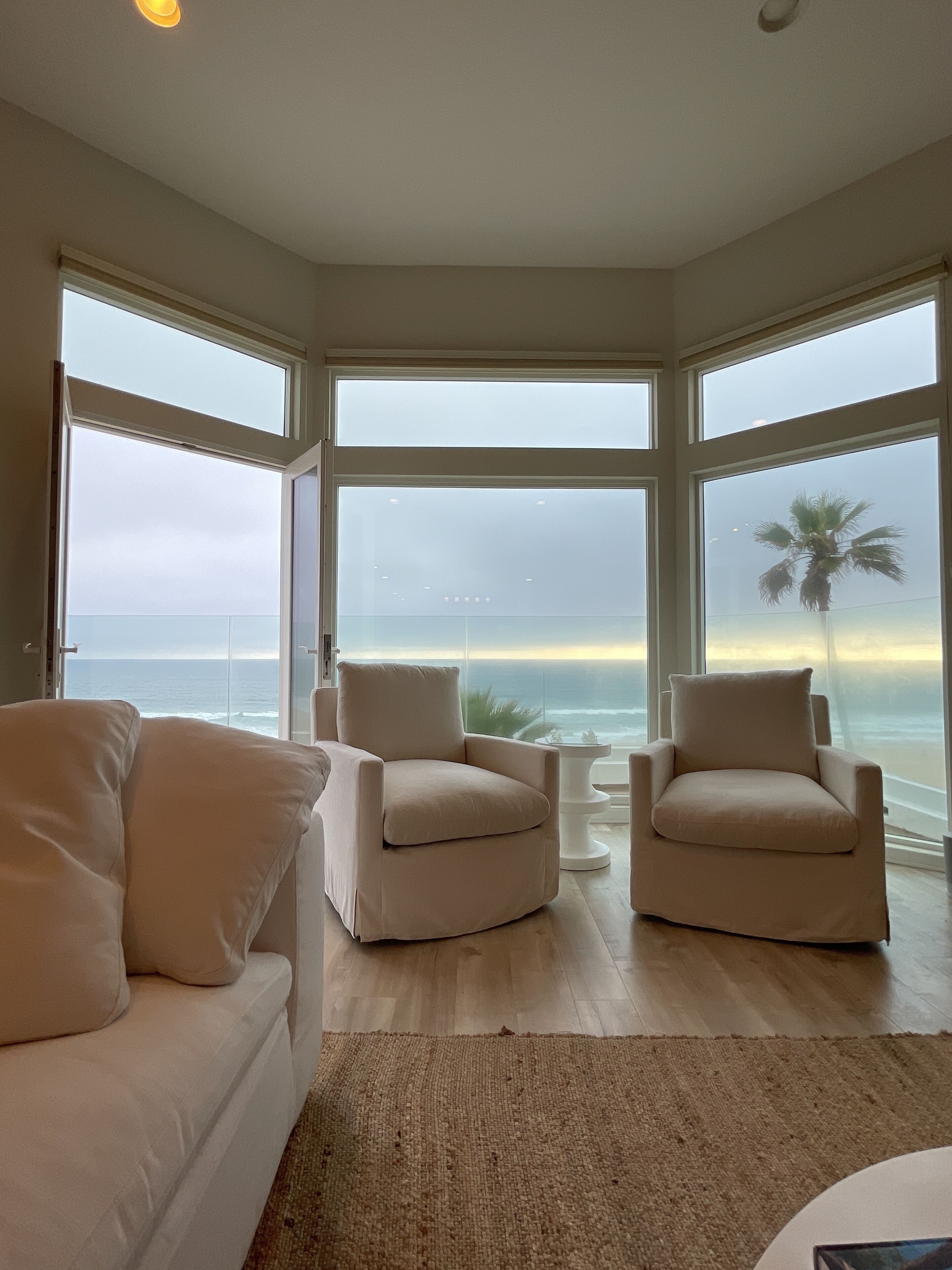 Ocean Front + Top Floor, 4 Bedroom Manhattan Beach House- Minimum Of 3 Nites Req - Hermosa Beach, CA