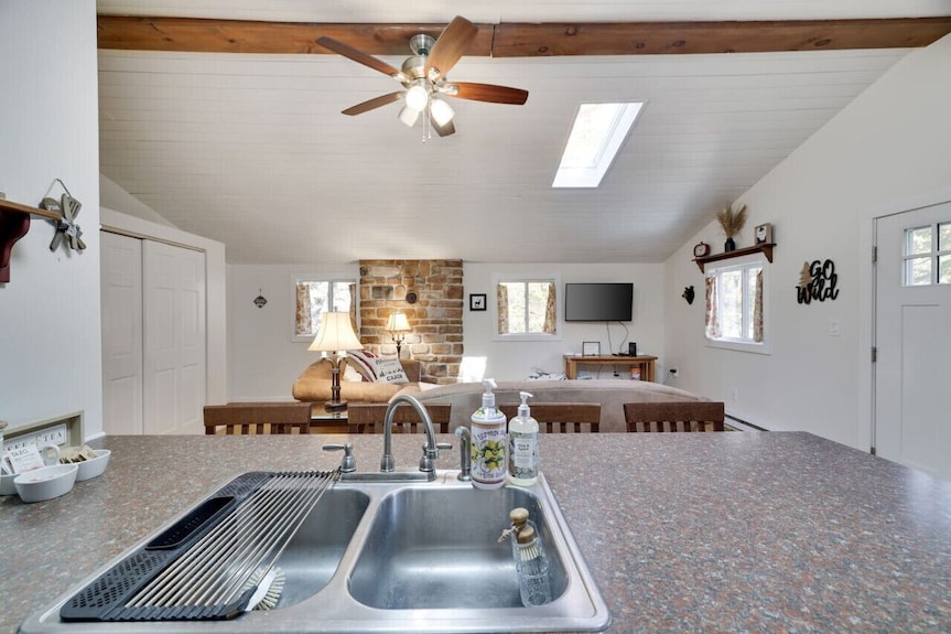 Family Friendly Cabin I Firepit+hot Tub I Poconos - Pocono Pines, PA