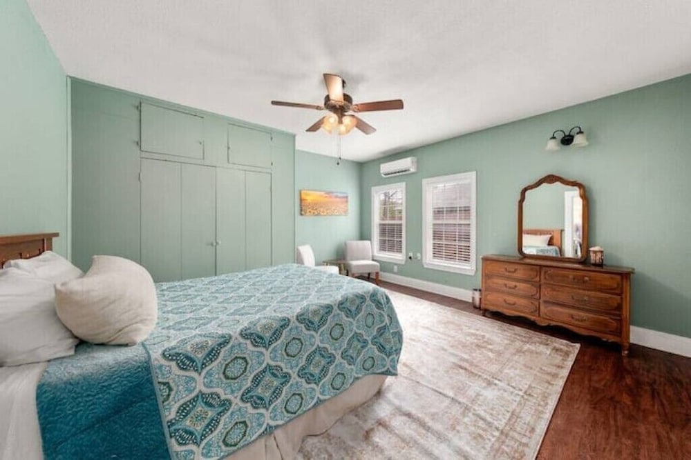 Spacious Waco Bear Den-5 BR/4BA + Mother-in-law Suite • Attached Garage•Hottub - Waco | Vrbo