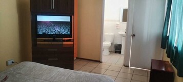 Quarto Individual Básico, 1 cama de casal | Casa de banho | Um polibã, toalhas fornecidas, sabão, papel higiénico 