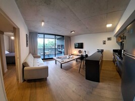 Quarto Triplo Deluxe | Sala de estar | Smart TV de 50 polegadas com canais por cabo 