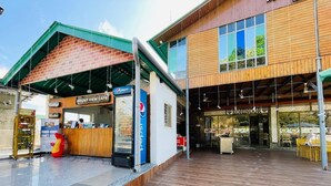 Uma área comercial com uma cafeteria, um refrigerador da Pepsi e um restaurante chamado 'ROTHINOR'.