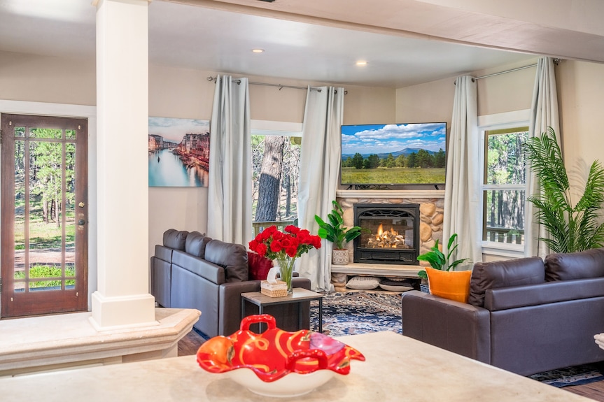 Serene Historic Cottage: Mountain Views, Hot Tub, Fire Pit, Fireplace, Snowbowl - Flagstaff