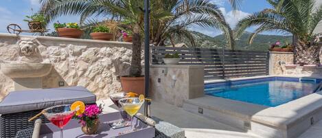 Piscina externa, piscina aquecida, guarda-sóis, espreguiçadeiras