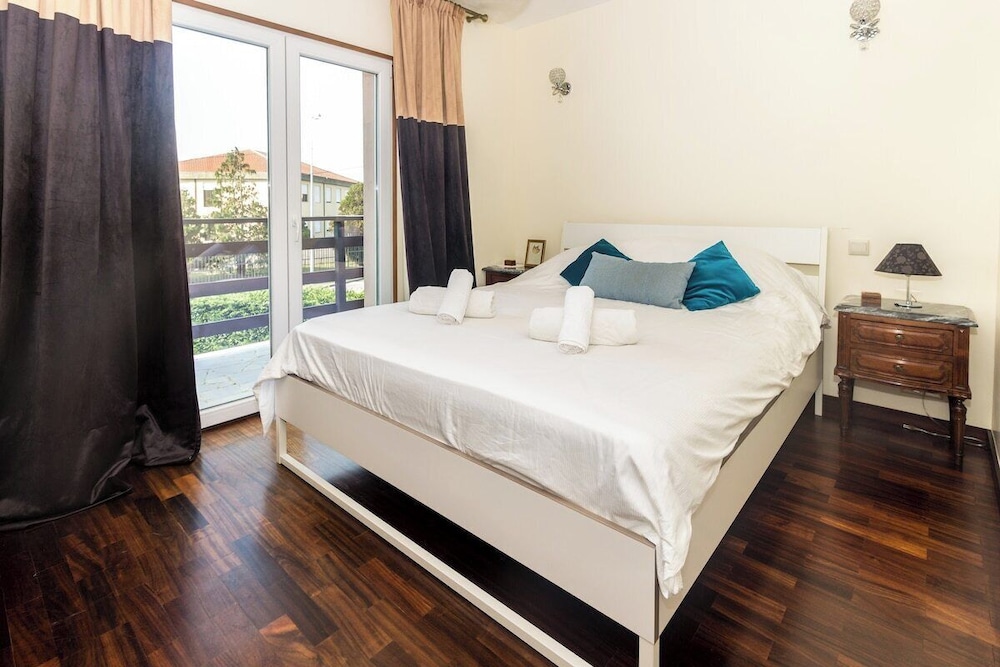 Stylish 4-bedroom House With Pool, Garden, For Up To 8 People. - Póvoa de Varzim
