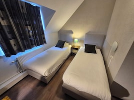 Escrivaninha, Wi-Fi de cortesia, roupa de cama