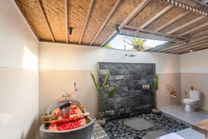 One-Bedroom Villa | Casa de banho | Um polibã e uma banheira separados, um secador de cabelo, roupões 
