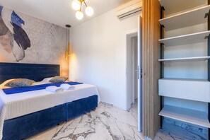 Apartamento Exclusivo | Cofre no quarto, secretária, cortinas/cortinados opacos 