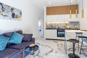 Um frigorífico, uma chaleira elétrica, utensílios de cozinha 