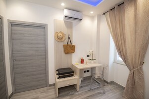 Quarto Quádruplo Deluxe | Camas de colchão viscoelástico, cofre no quarto, secretária 