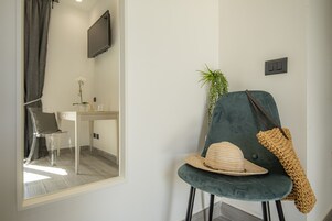 Quarto Duplo Deluxe | Camas de colchão viscoelástico, cofre no quarto, secretária 