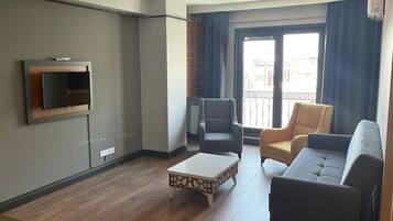 Apartamento Básico | Sala de estar | TV de ecrã plano