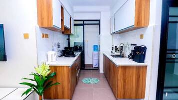 Apartamento conforto | Cozinha privada | Geladeira, micro-ondas, talheres/pratos/utensílios de cozinha