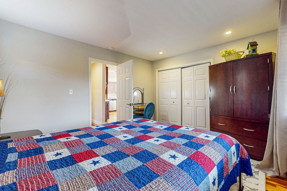 Luxury Lakefront Home W/free Attraction Tickets, Hot Tub, Dock, Ping-pong, Decks - White Pine, TN
