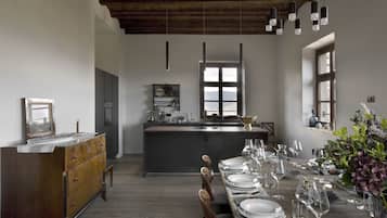 Suite Presidencial | Sala de estar | Smart TV de 24 polegadas com canais via satélite, piso aquecido