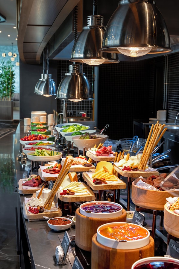 Buffet com diversos alimentos e acompanhamentos.
