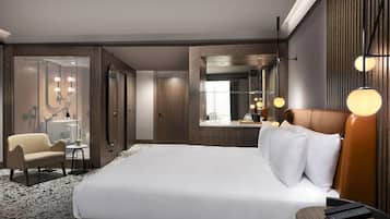Suite Deluxe, 1 cama king-size | Roupa de alta qualidade, minibar, cofre no quarto, secretária
