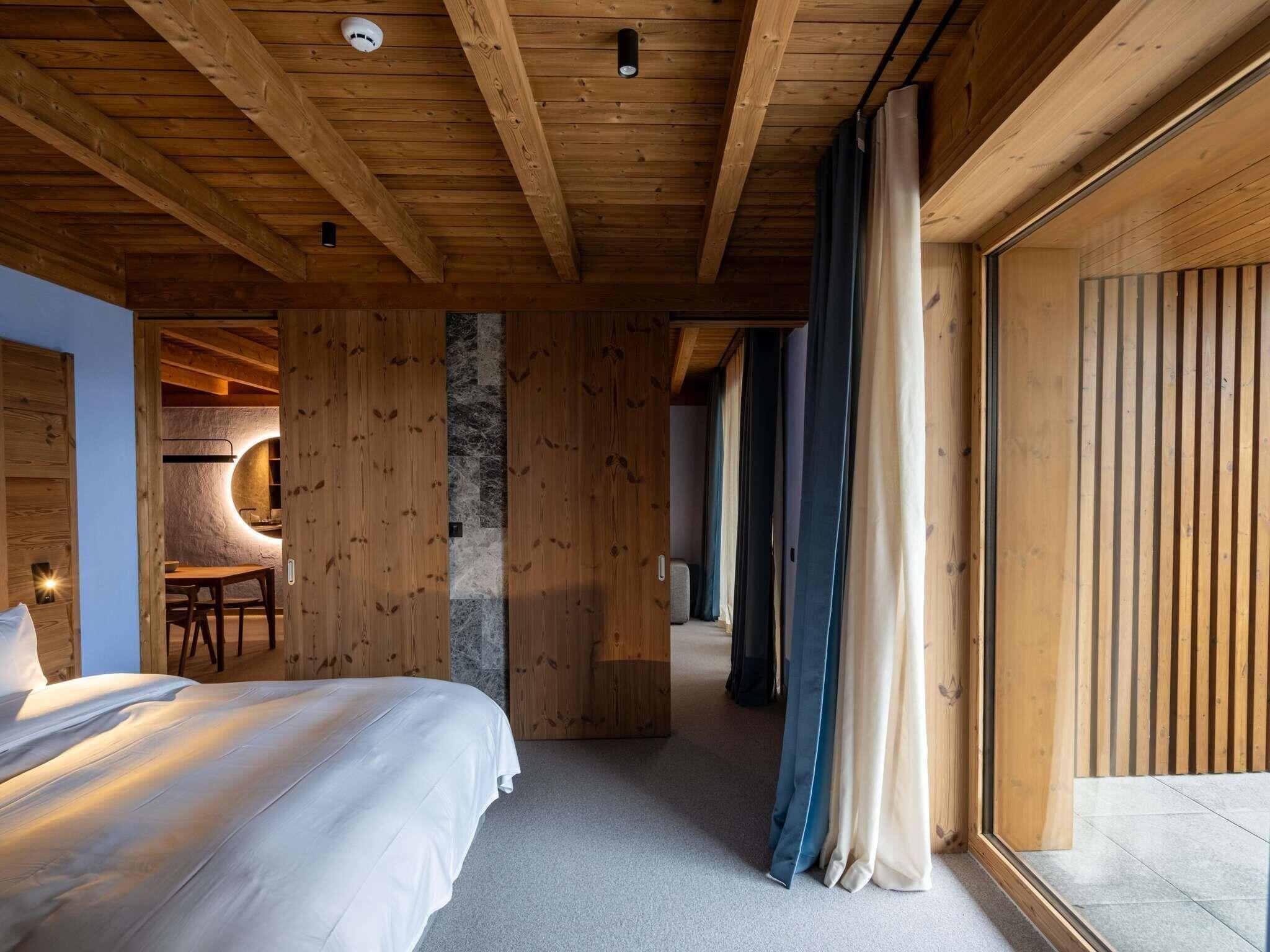 Quarto Suíço, Apartamento Deluxe, 1 cama de casal e sofá-cama | Minibar, cofre no quarto, ferro/tábua de engomar 