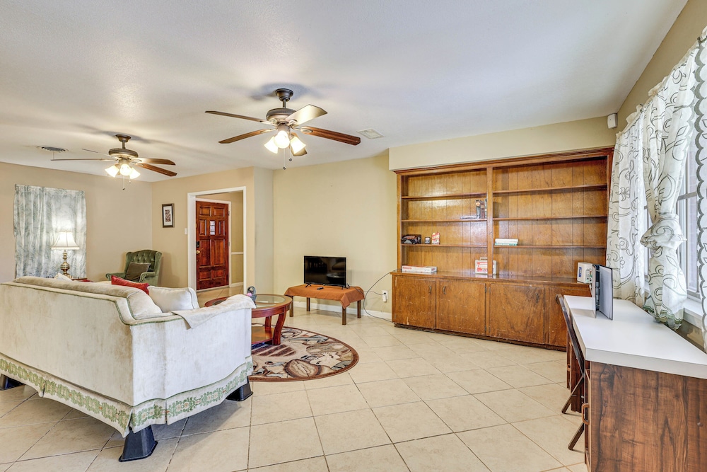 Quiet Houston Home W/ Porch - Near Park & Trails! - Houston, TX