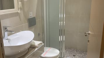 Quarto casal standard | Banheiro | Chuveiro, ducha de hidromassagem, secador de cabelo, toalhas de banho
