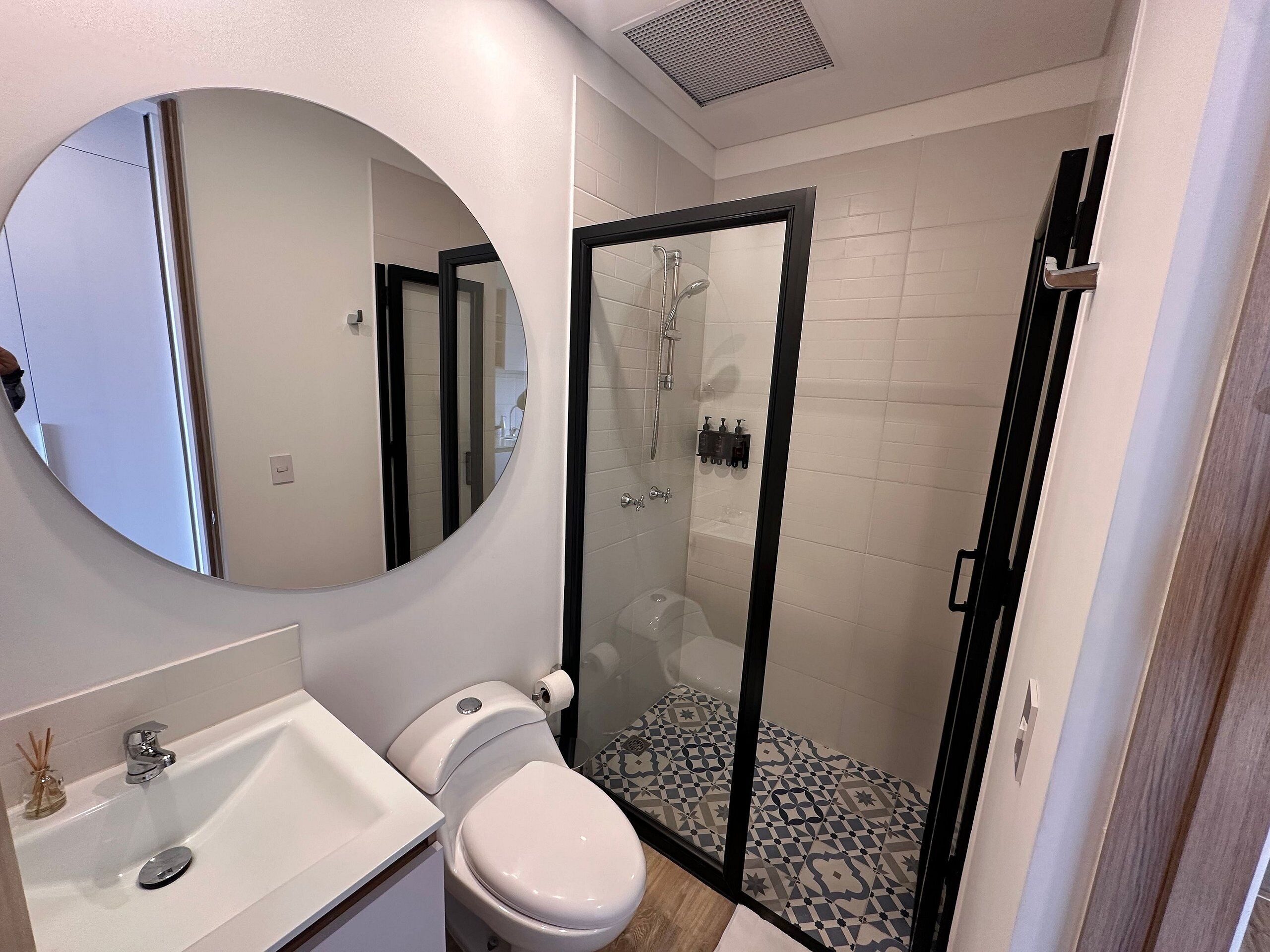 Apartamento Deluxe (07I) | Casa de banho | Um polibã, toalhas fornecidas, sabão, champô 