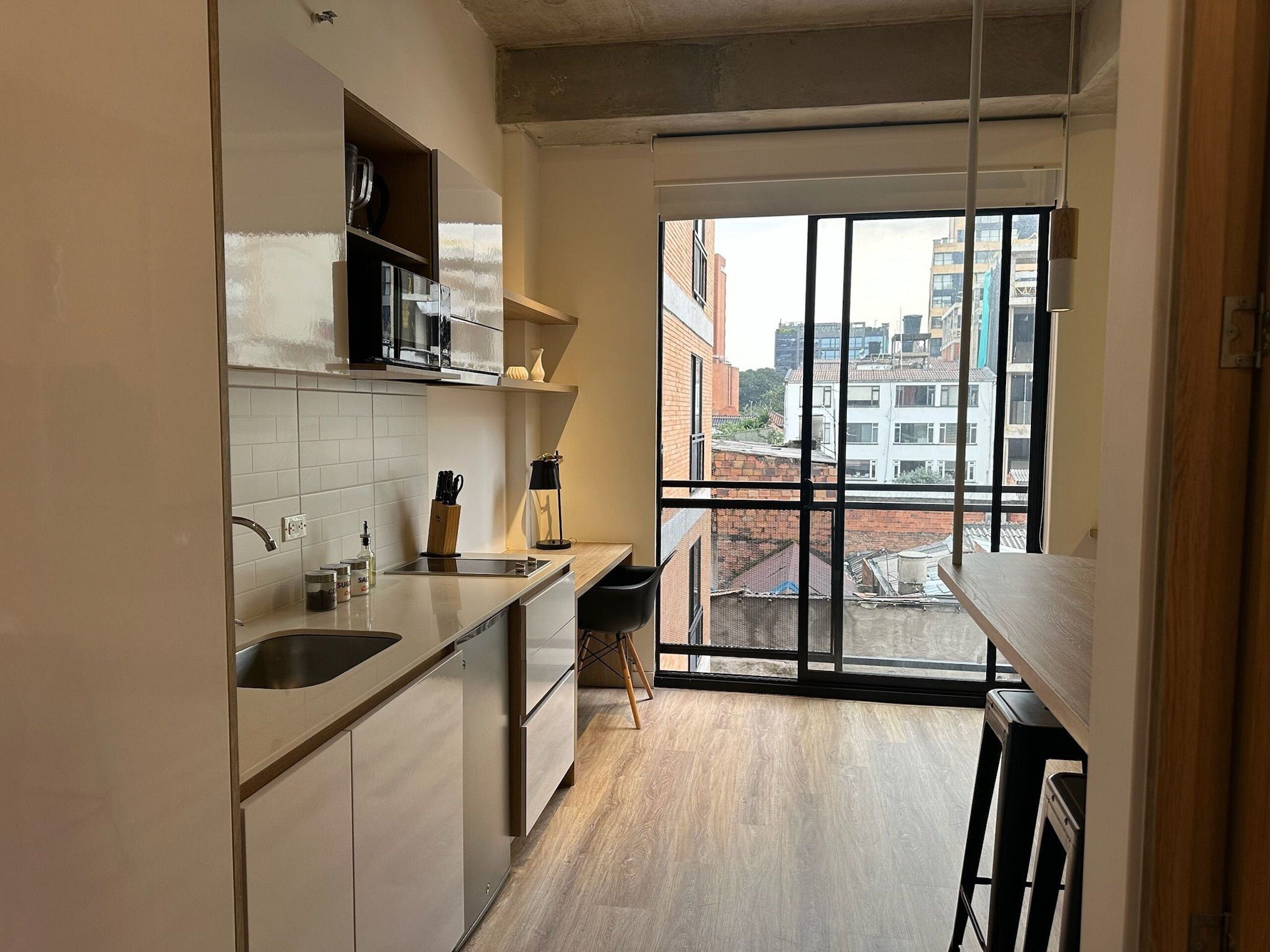 Apartamento Deluxe (G01I) | Cozinha privada | Minifrigorífico, um micro-ondas, uma cafeteira/bule 