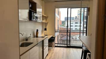 Apartamento Deluxe (G01I) | Cozinha privada | Minifrigorífico, um micro-ondas, uma cafeteira/bule