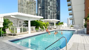 Piscina exterior, guarda-sóis, espreguiçadeiras