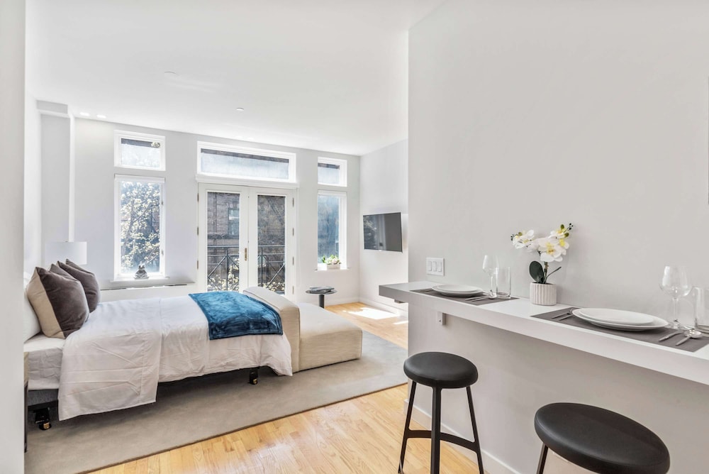 Spacious Studio With Charming Juliet Balcony - New York City