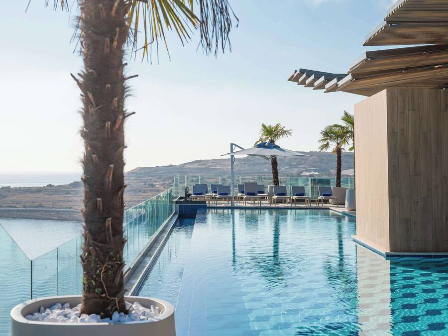 Piscina interior, piscina exterior, guarda-sóis, espreguiçadeiras