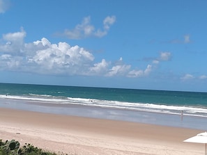 Apartamento | Praia | Na praia, praia de areia branca, espreguiçadeiras, guarda-sóis de praia 
