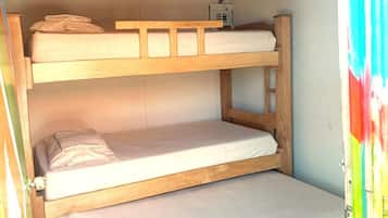 Quarto Quádruplo Económico, várias camas, ar condicionado, vista para o oceano | Roupa hipoalergénica, secretária