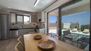 Villa | Cozinha privada | Um frigorífico/congelador grande, um micro-ondas, um forno